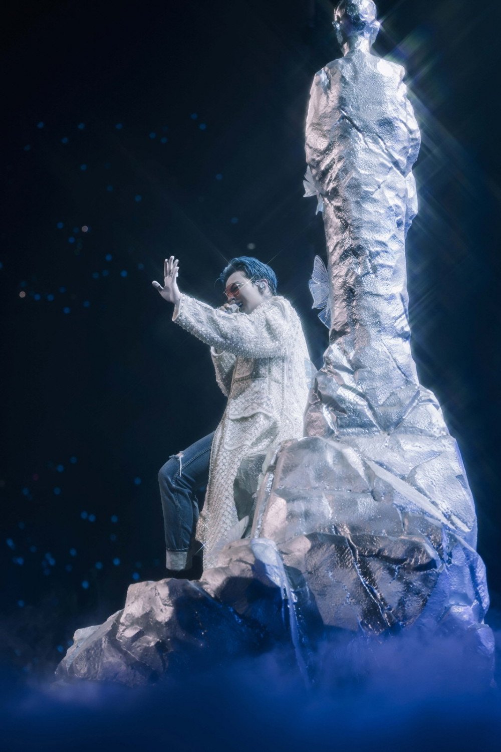 G-Dragon enflamme Paris avec une performance explosive à La Défense ...
