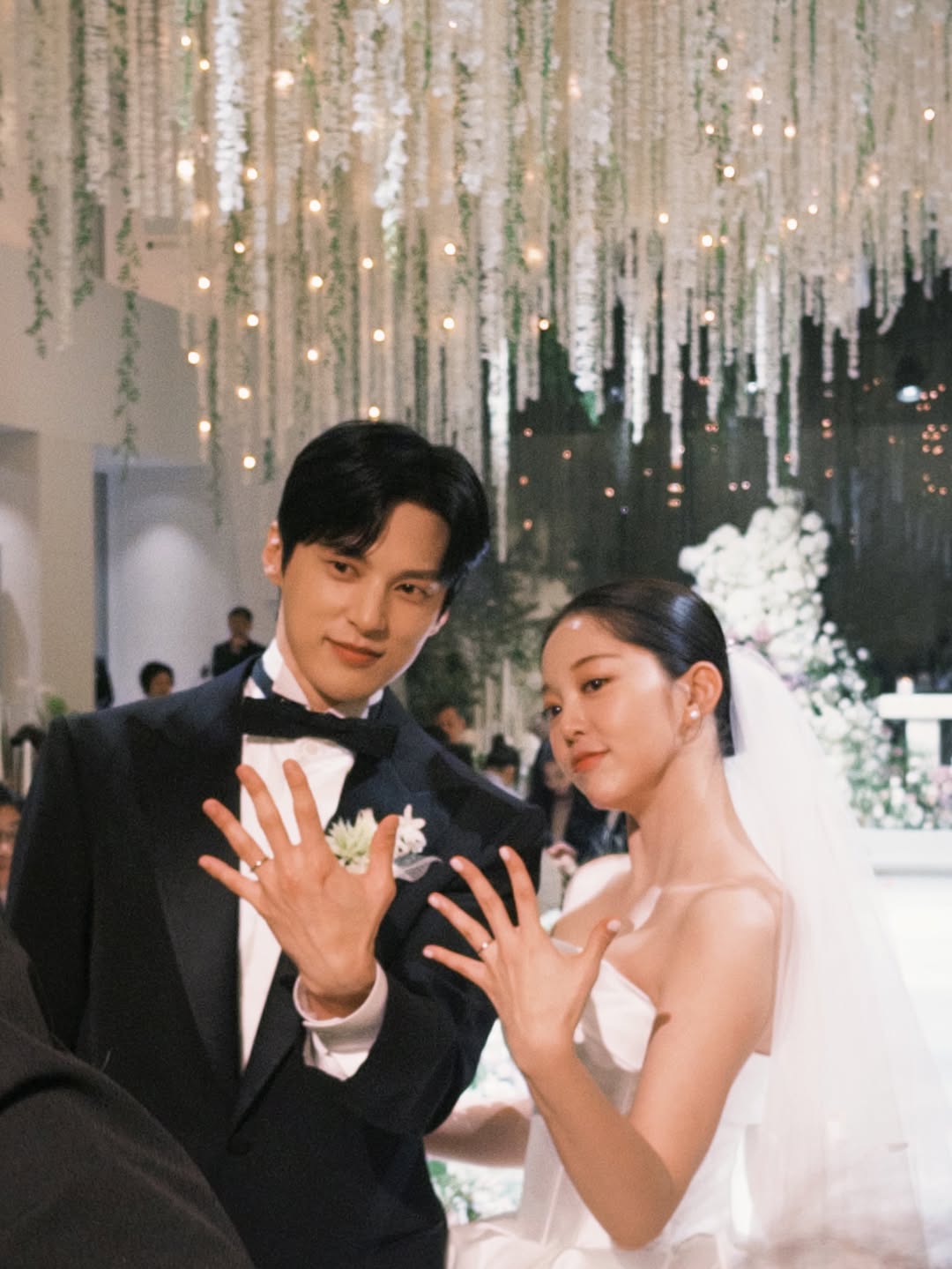 Kim Ga Eun et Yoon Sun Woo dévoilent leurs superbes photos de mariage ...
