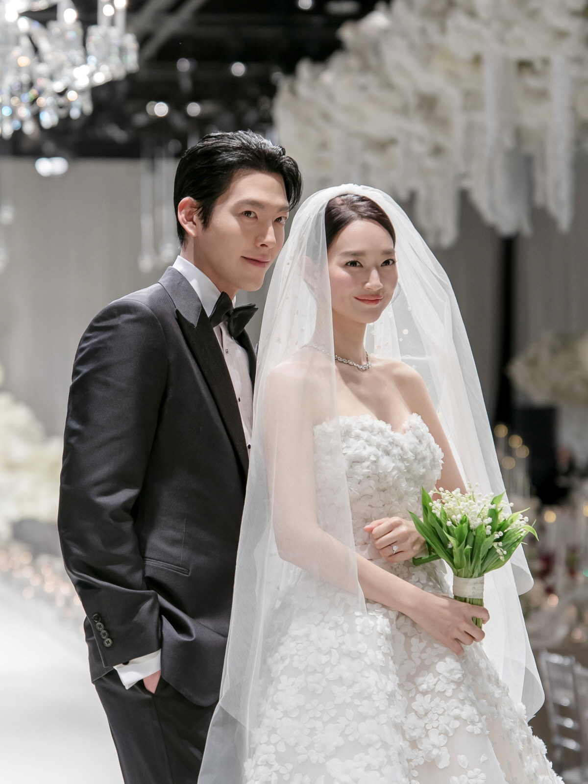 La robe de mariée de Shin Min Ah lors de son union avec Kim Woo Bin ...